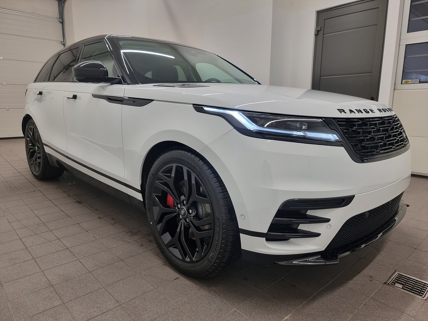 2024 Rabljena vozila Land Rover Range Rover Velar Fuji White D300 AWD ...